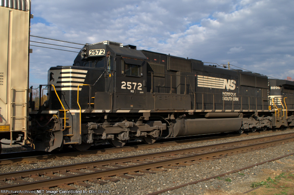 NS SD70 2572 trails on 290